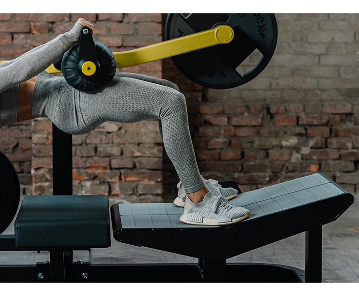 Нагружаемый дисками тренажер Technogym PURE STRENGTH Hip Thrust ...